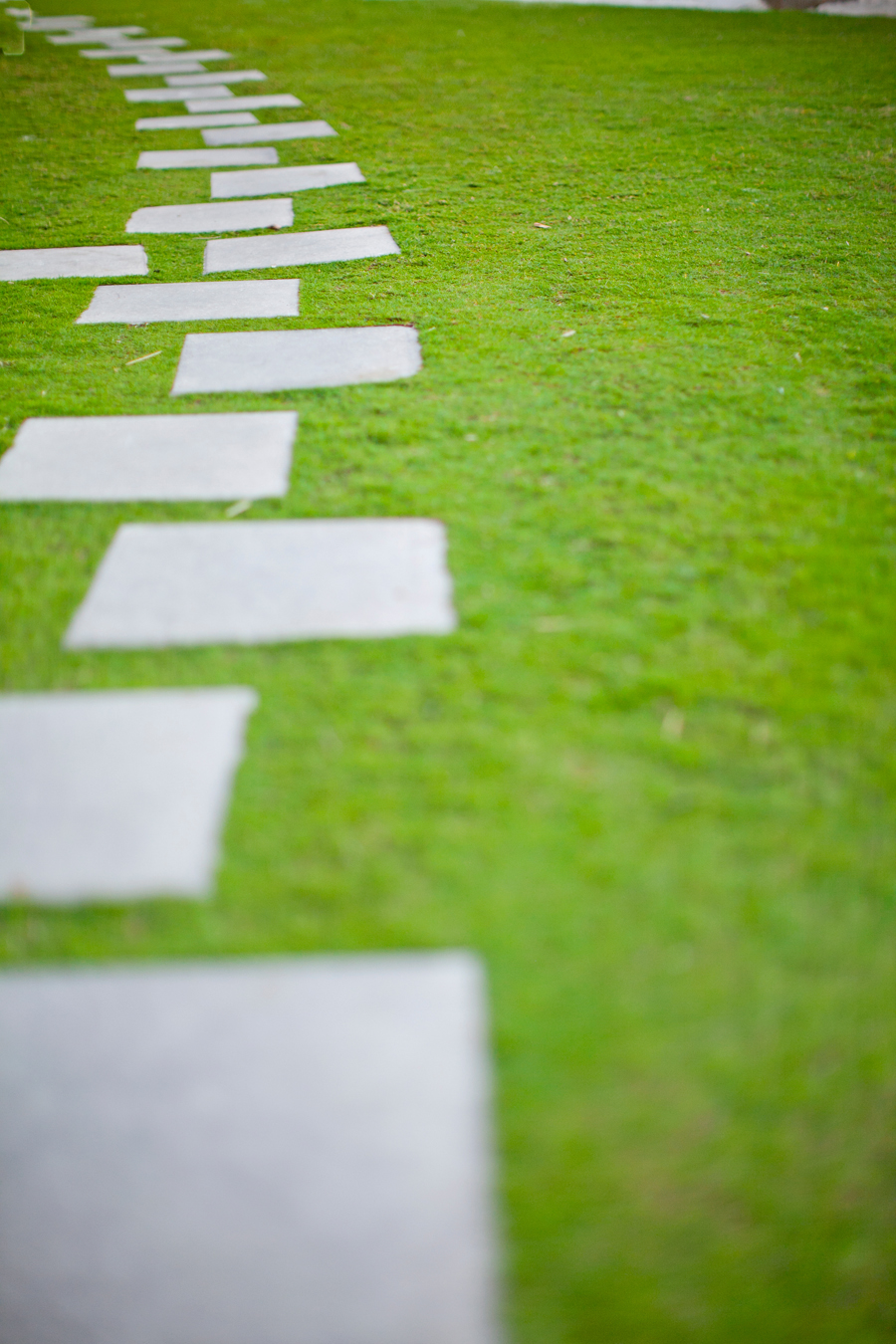 Green Grass Walkway at Southernmost Resort - Entouriste
