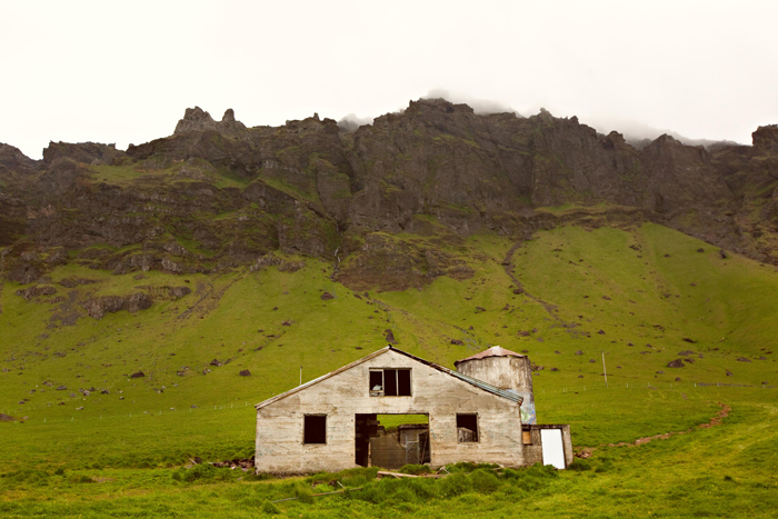 Barn on the Ring Road of Iceland - Entouriste