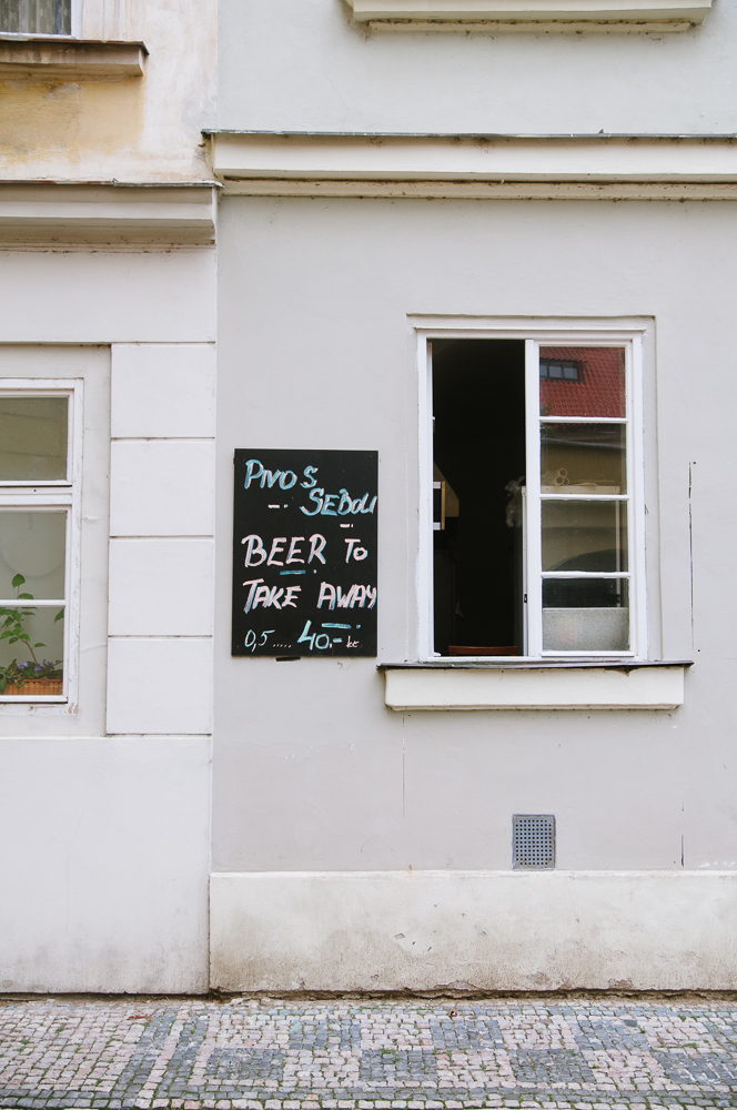 Prague Beer Window - Entouriste