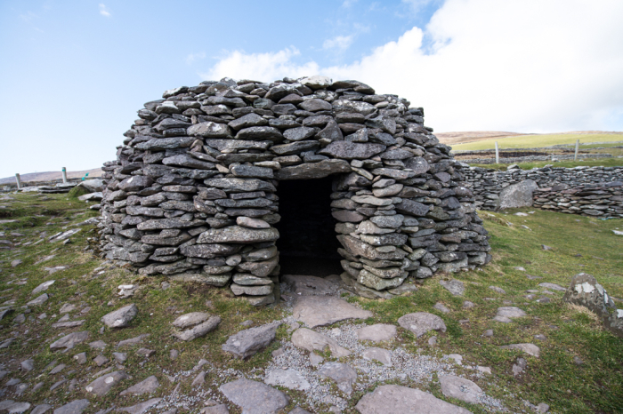 Prehistoric Behive Huts of Dingle Ireland - Entouriste