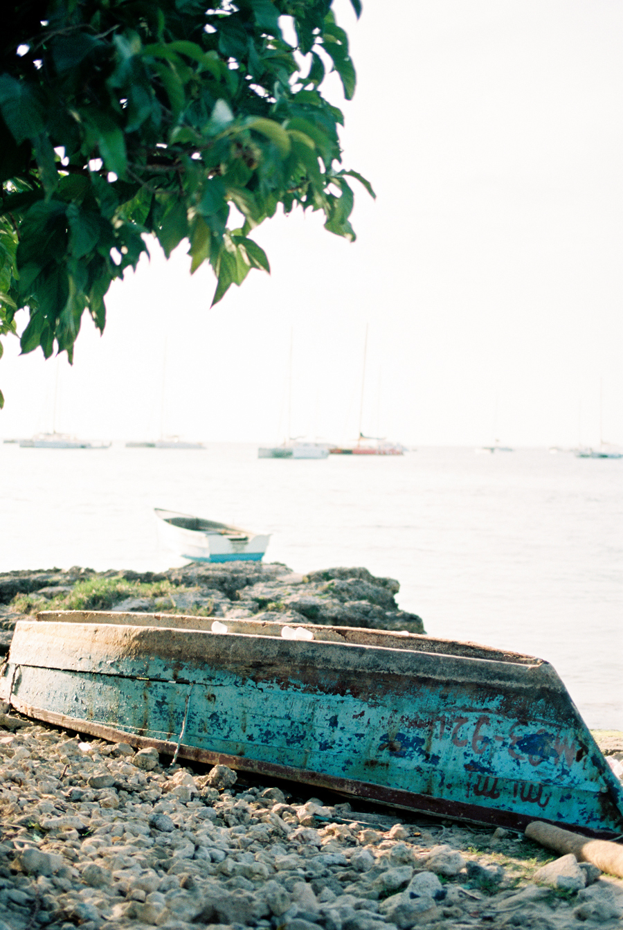 Teal Boat in the Dominican Republic - Entouriste