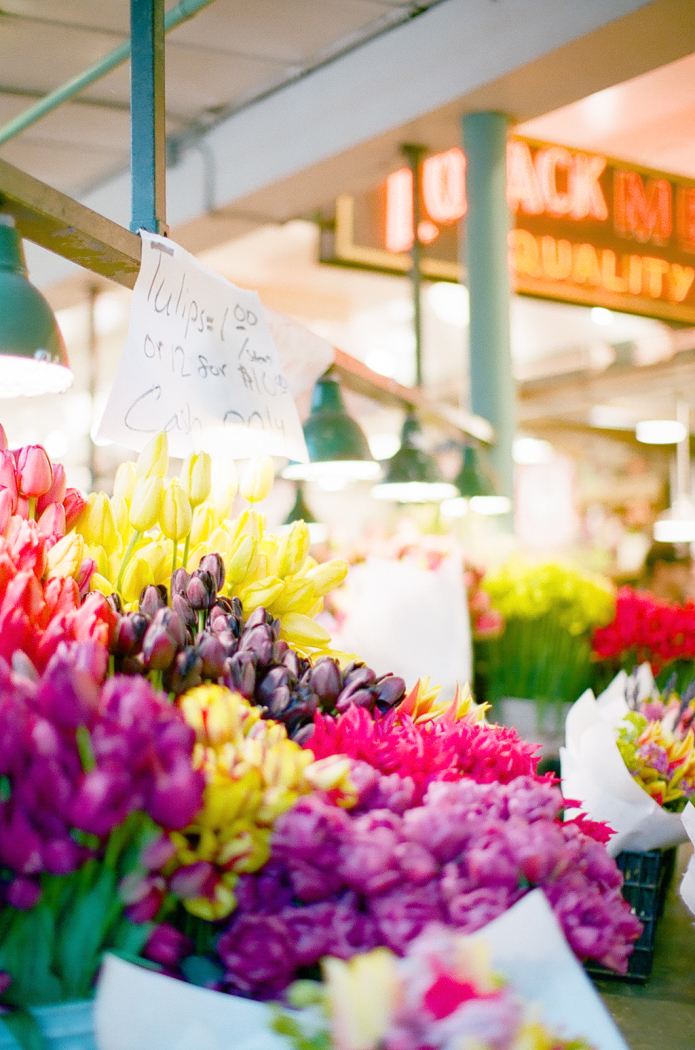 Flowers at Pike Place Market in Seattle - Entouriste
