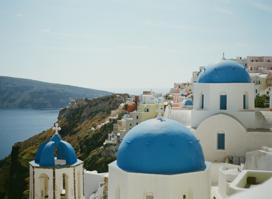 Blue Church Domes in Oia Santorini - Entouriste