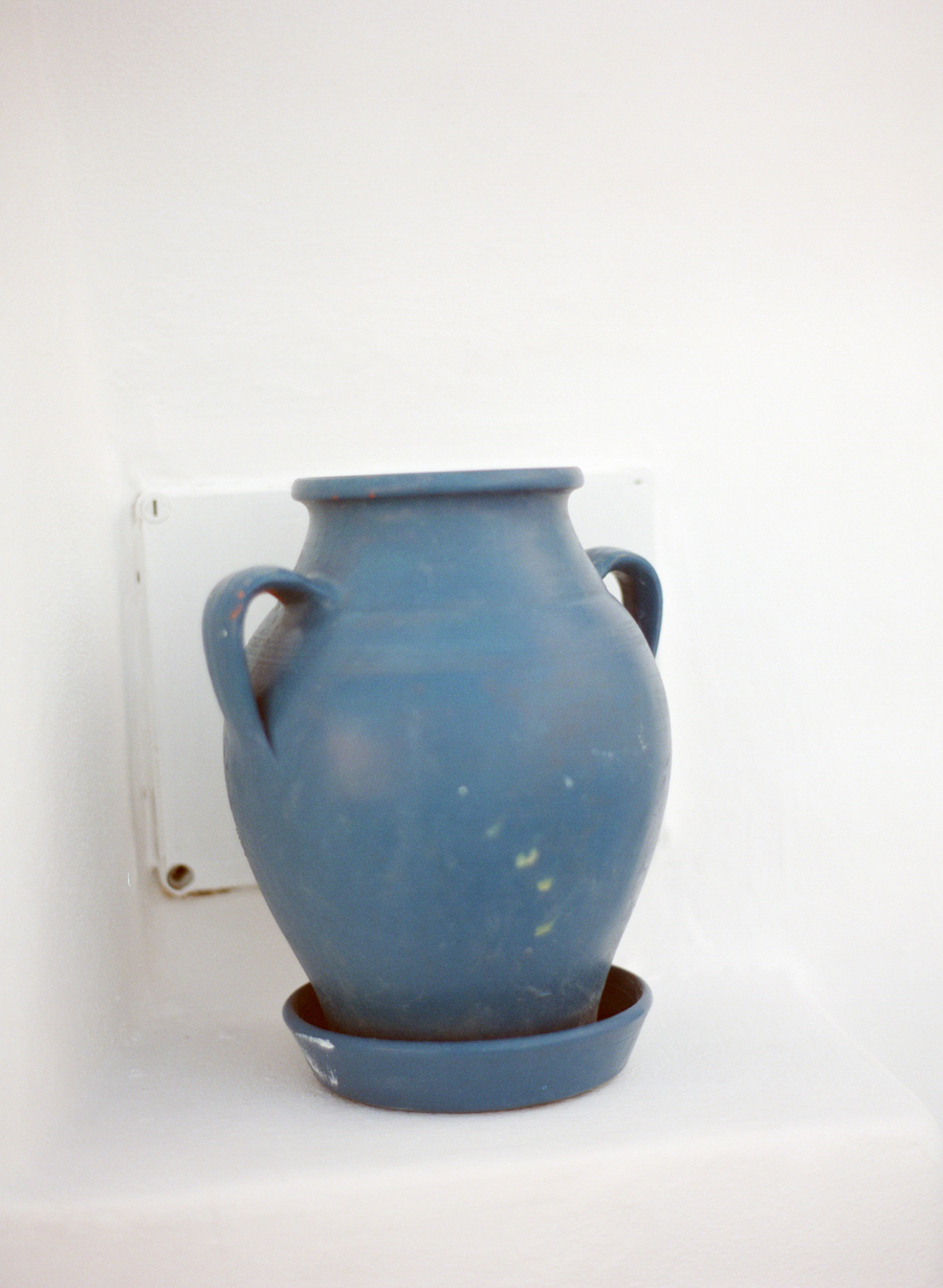 Blue Clay Pot in Santorini - Entouriste