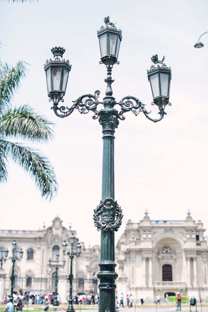 Lamp Post in Peru - Entouriste