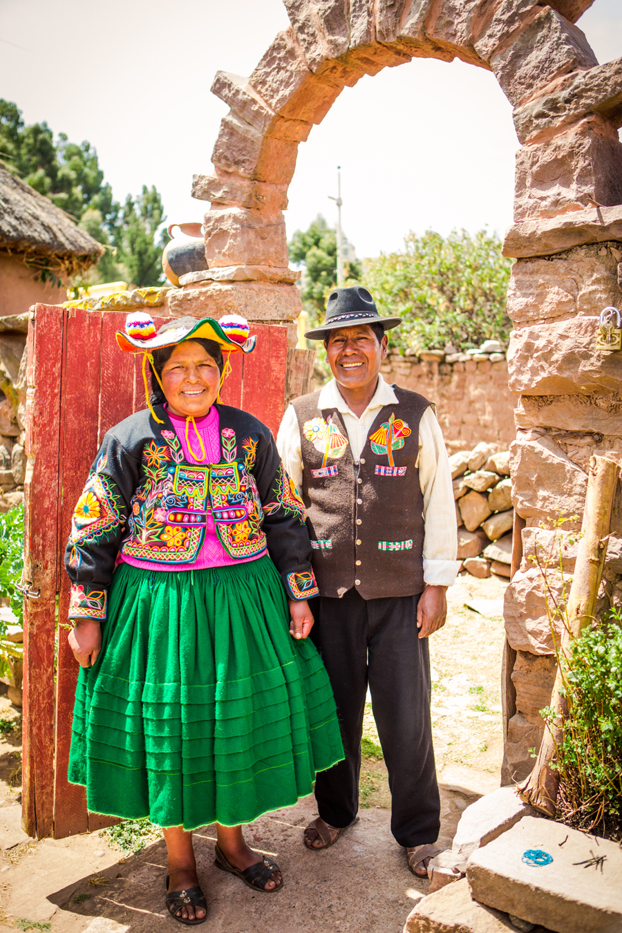 Peruvian Couple at Lake Titicaca - Entouriste