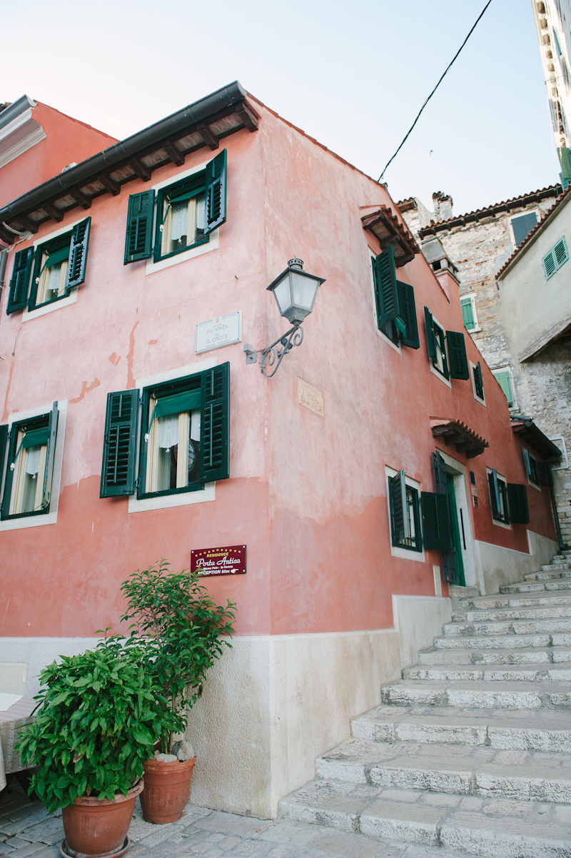 Pink Building in Croatia - Entouriste