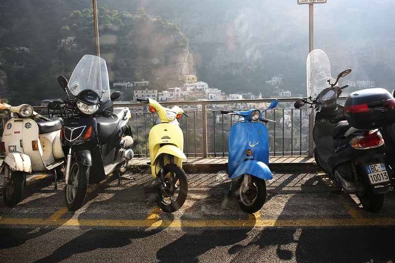 Scooters in Positano Italy - Entouriste