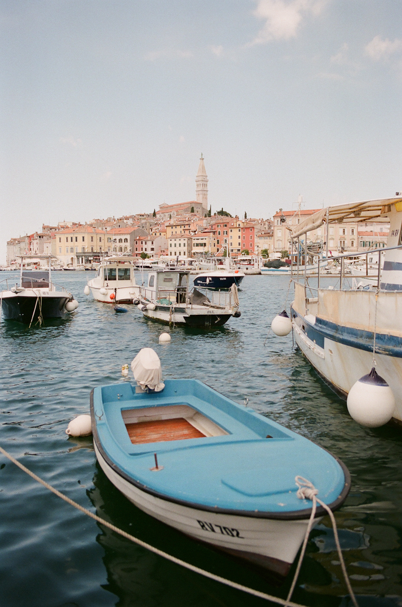 Teal Boat in Croatia - Entouriste