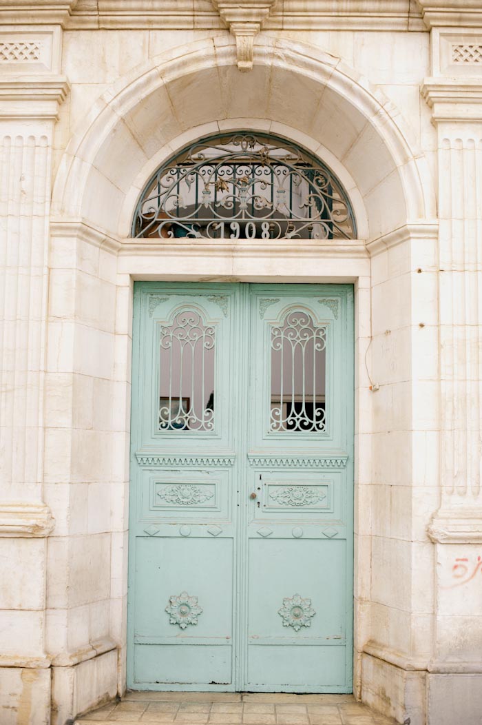 Teal Iron Doors in Bethlehem - Entouriste