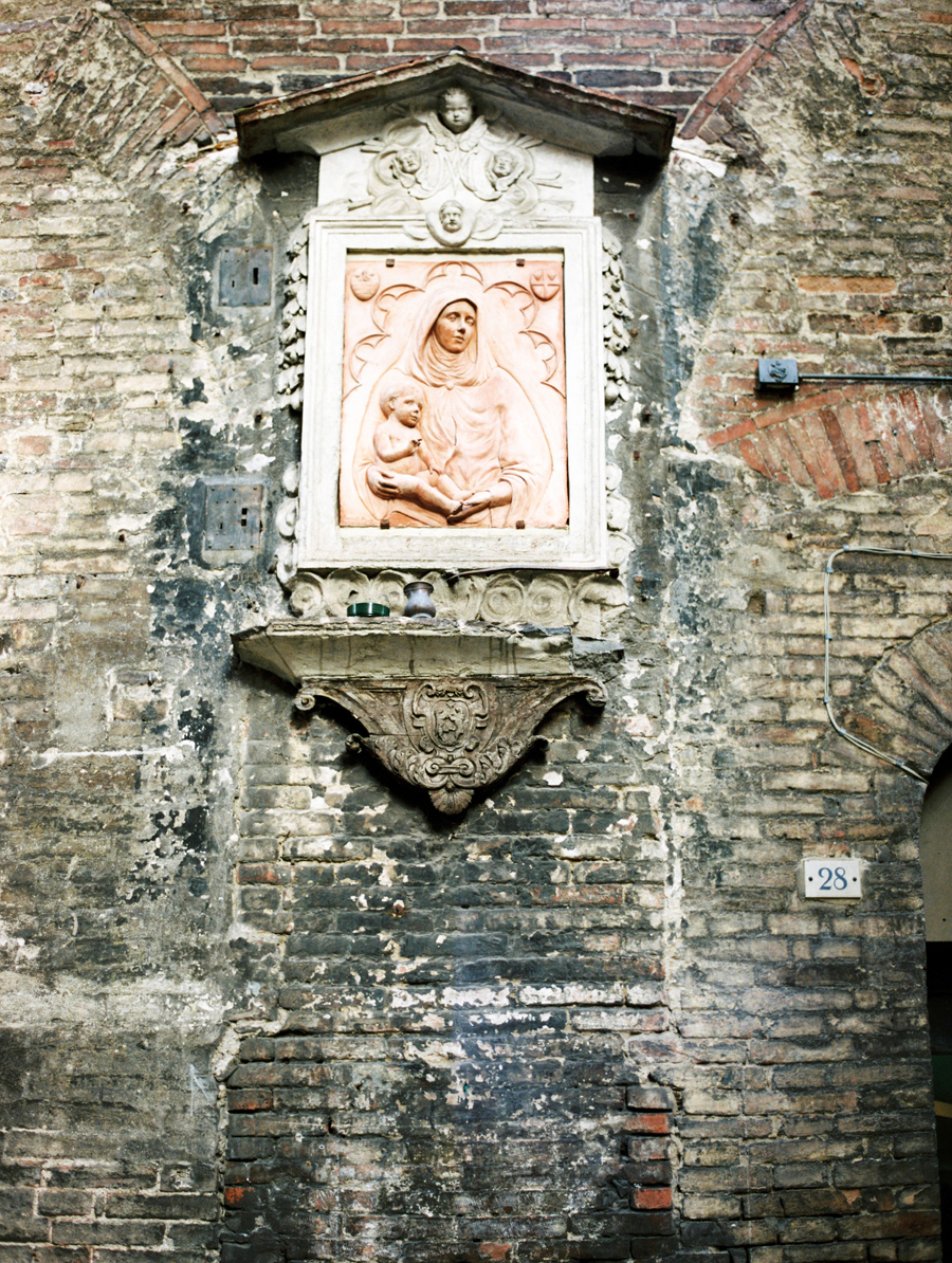Brick Walls with Mary and Jesus Carving in Tuscany - Entouriste