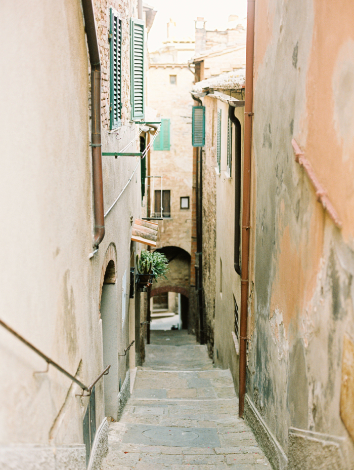 Steep and Narrow Steps in Tuscany - Entouriste