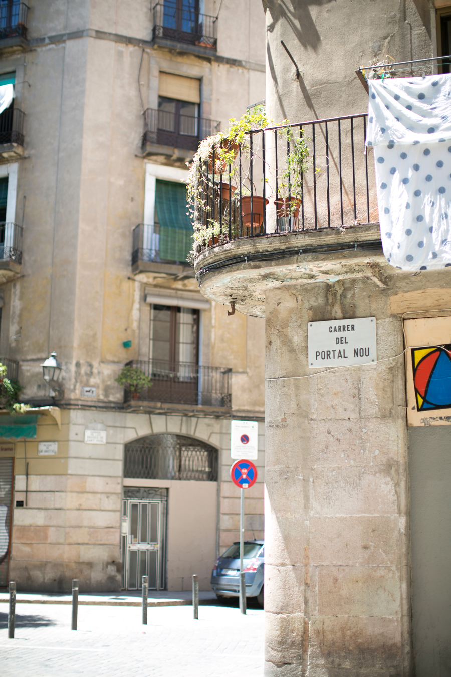 Street Corner in Barcelona Spain - Entouriste