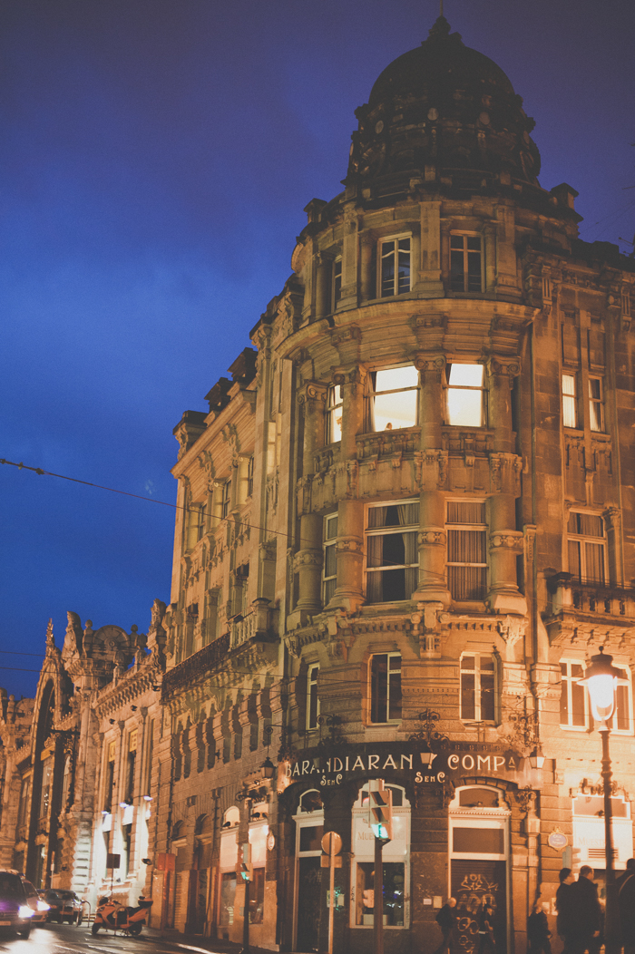 Street Corner at Night in Bilbao Spain - Entouriste