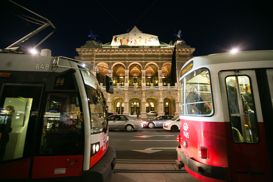 Buses in Front of the State Opera House of Vienna - Entouriste