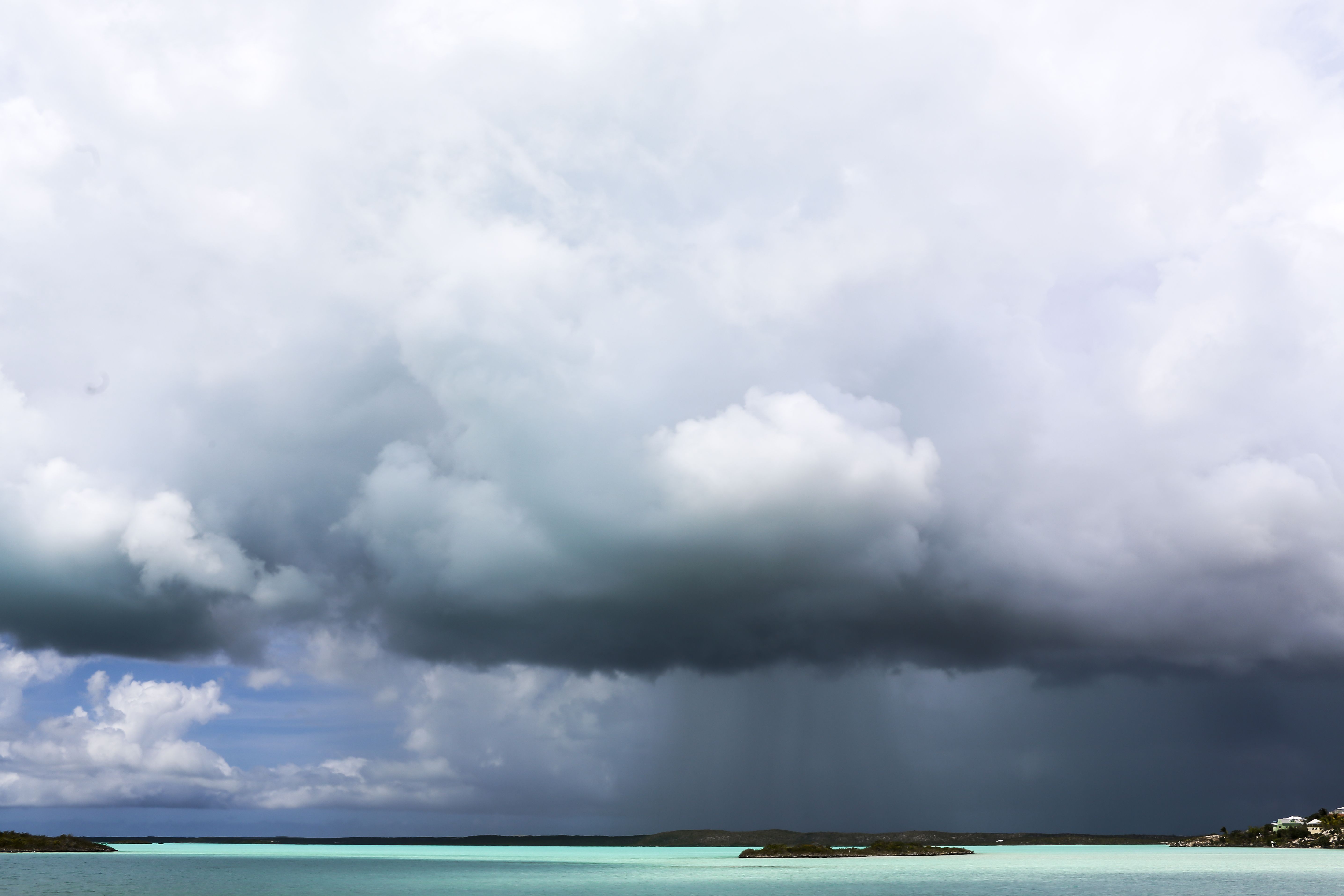 Beach Storm in Providenciales Turks and Caicos - Entouriste
