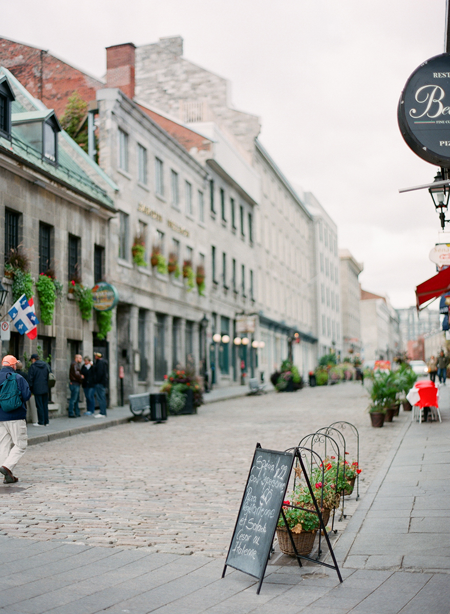Cobblestone Street in Montreal Canada - Entouriste