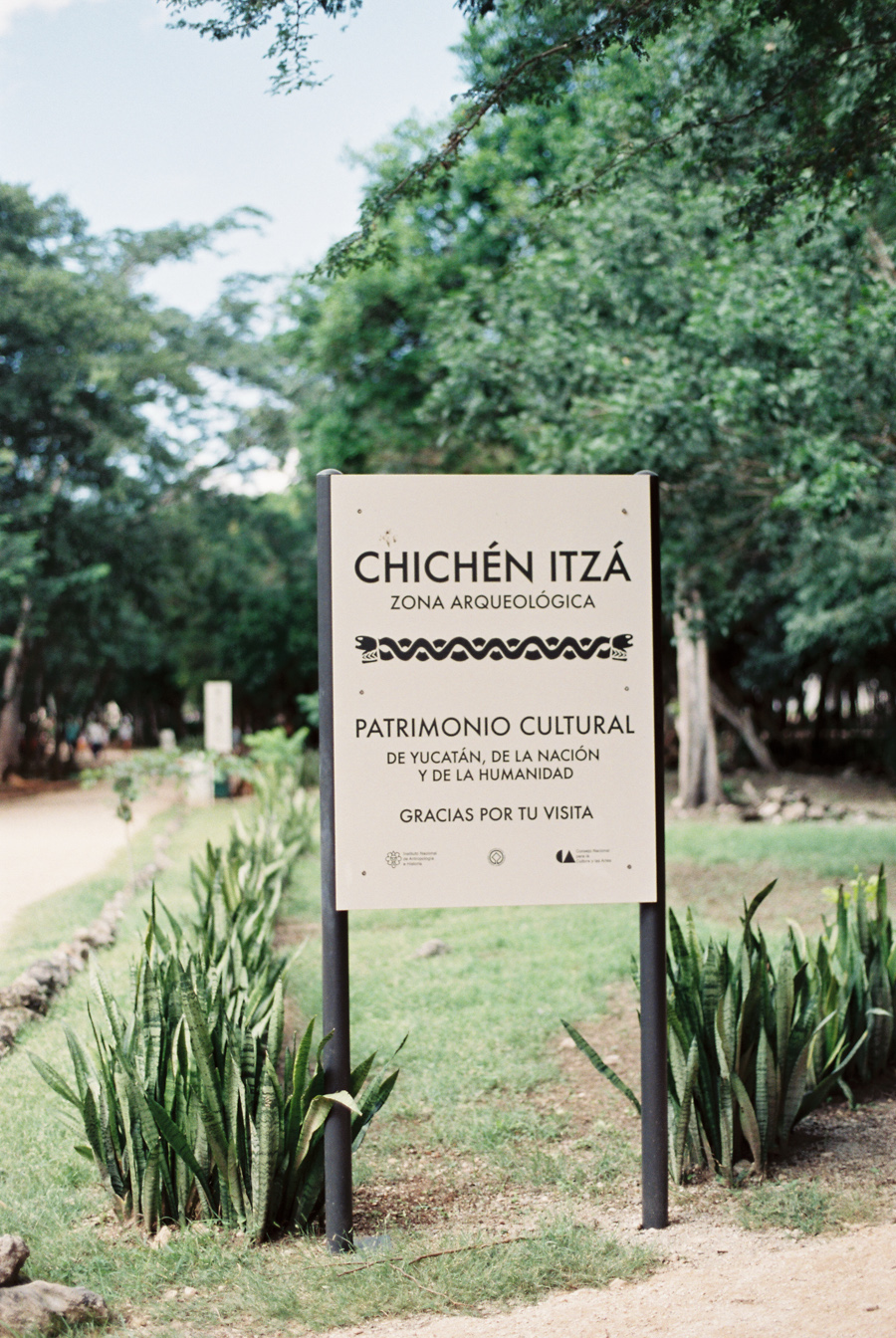 Welcome Sign at Chichen Itza Ruins in Mexico - Entouriste