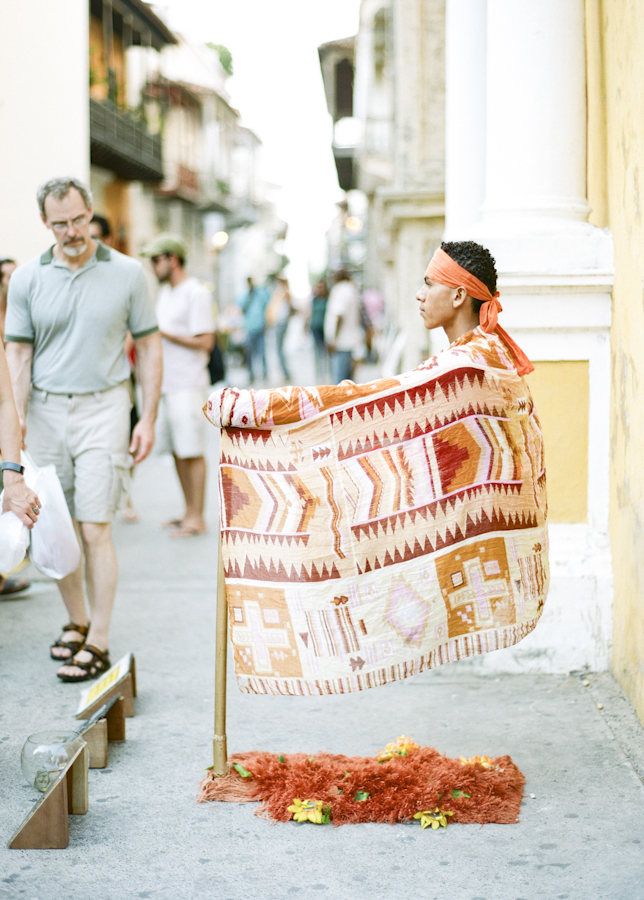 Street Performer in Cartagena Colombia - Entouriste