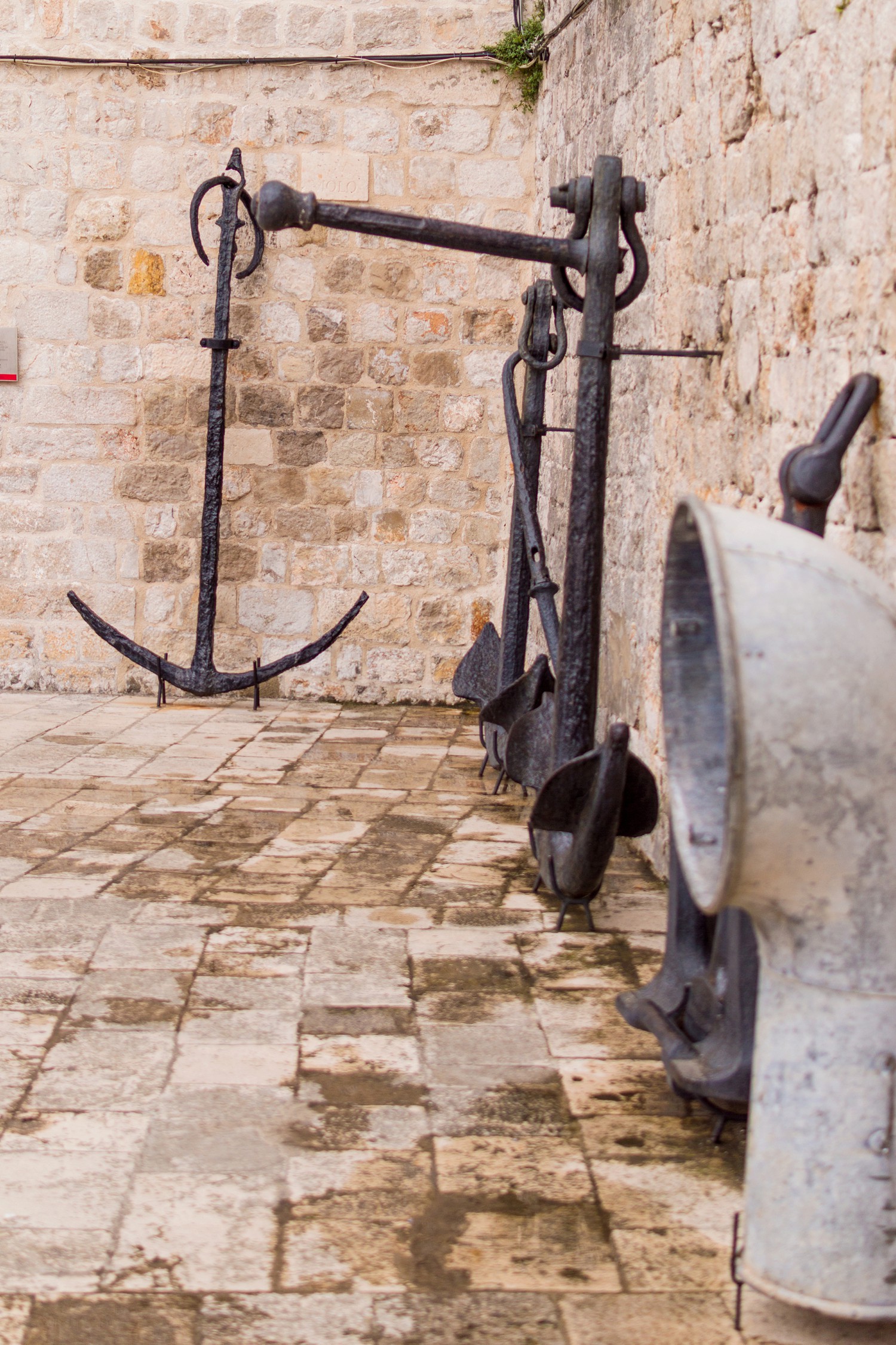 Anchors in Dubrovnik Croatia - Entouriste